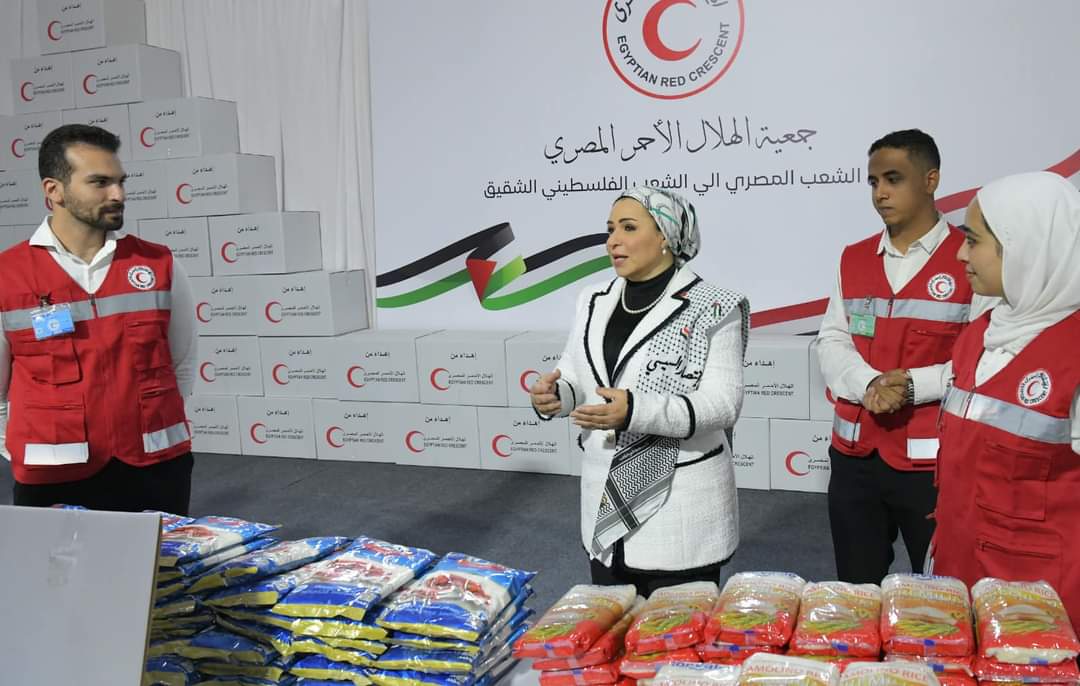 Egypt’s First Lady Volunteers, Hails Egyptian Red Crescent | Top50 Women